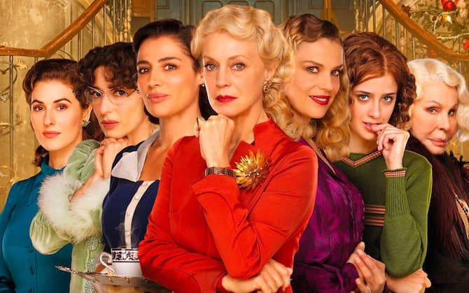7 donne e un mistero, la recensione del film in prima tv su Sky | Sky TG24