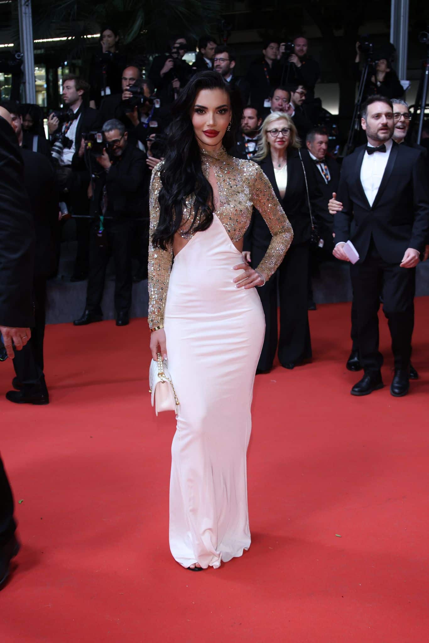 Festival di Cannes, sul red carpet la modella Nabila De Raco | Sky TG24