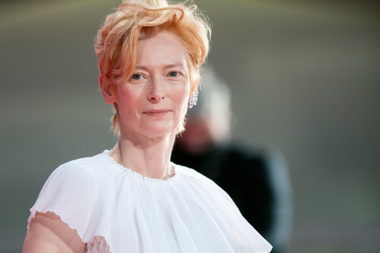 Tilda Swinton nel film prodotto da Emma Stone che segna il debutto alla ...