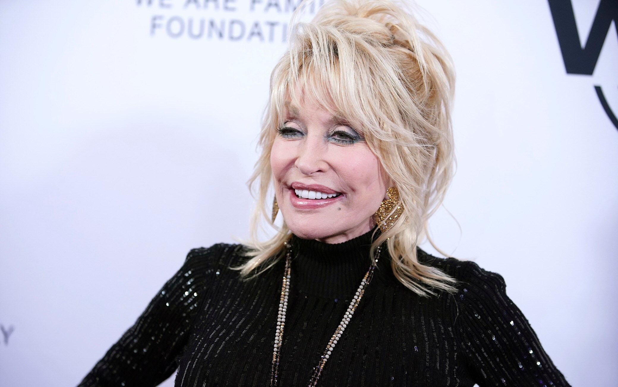 Tanti auguri Dolly Parton, la regina del country compie 75 anni | Sky TG24