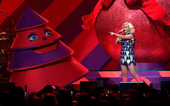 Katy Perry, l’esibizione vestita da albero di Natale. VIDEO
