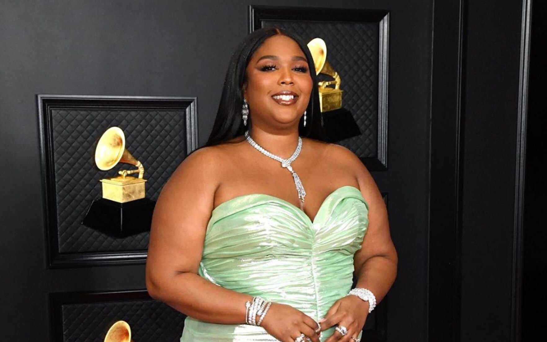 Lizzo svela che il nuovo singolo Rumors sarà un duetto con Cardi B