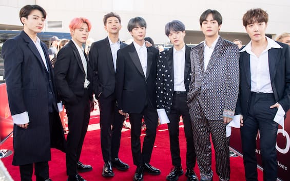 Bts, 3 membri della boyband coreana sono positivi al Covid | Sky TG24