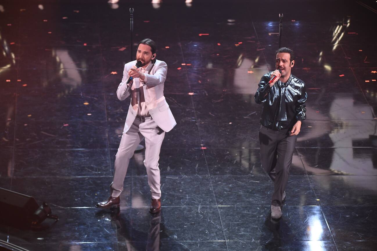 Colapesce e Dimartino, la cover K-Pop di Splash I Sky TG24