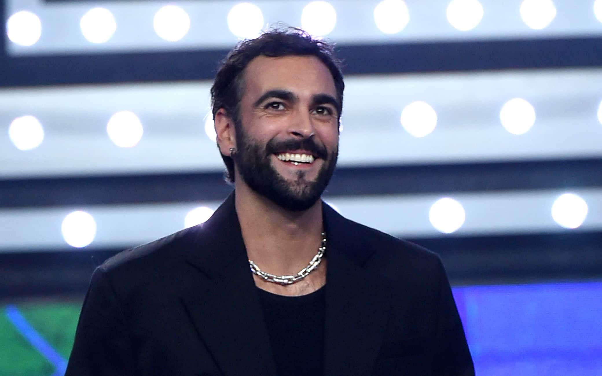 Marco Mengoni a Sanremo 2023 con la canzone Due vite, la sua storia da ...