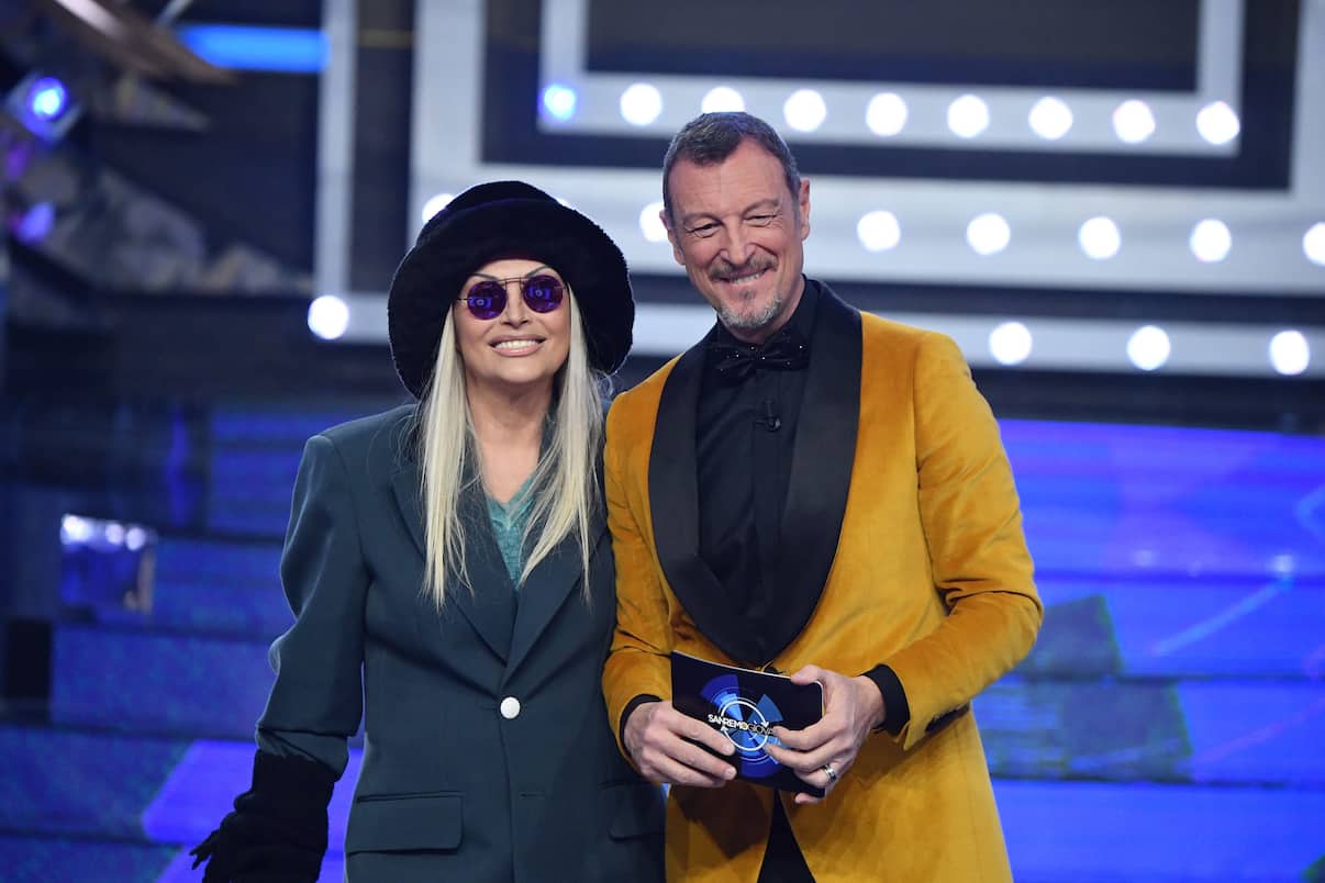 I Cantanti Di Sanremo 2023 Anna Oxa Sul Palco Dellariston Canta Sali