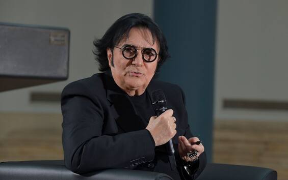 Renato Zero in concerto, annunciata una nuova data al Palazzo dello ...