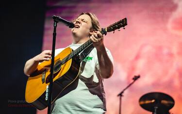 Glastonbury, al concerto Lewis Capaldi si ferma per la sindrome di ...