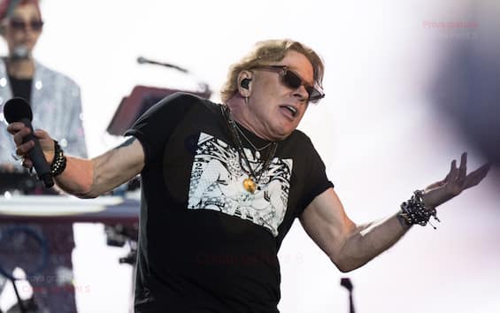 Concerto dei Guns N' Roses a Londra, la caduta sul palco di Axl Rose ...