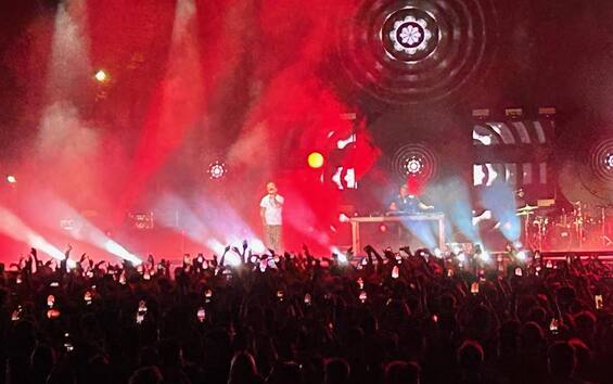 Lazza in concerto a Parma: 'Diventare grandi è anche non filmare tutto'