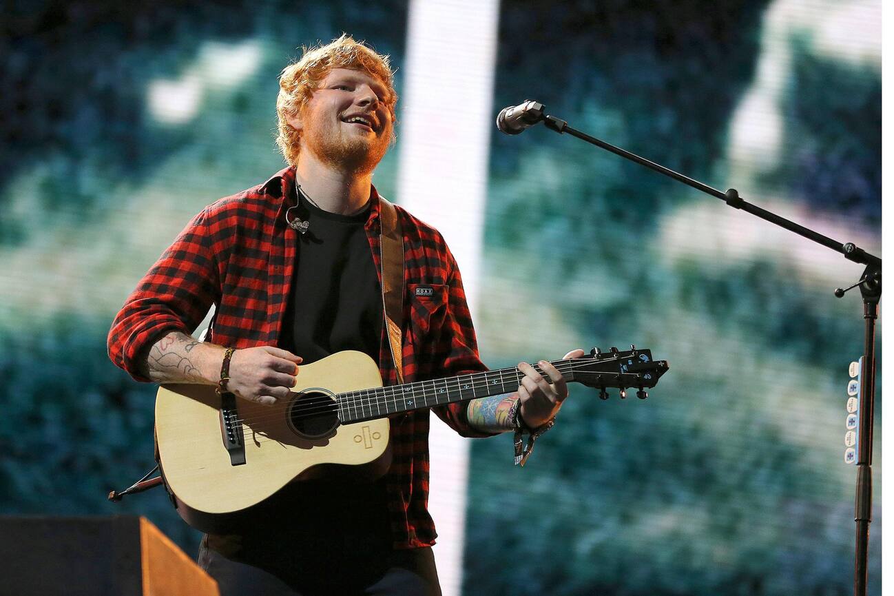 Ed Sheeran compie 30 anni: i suoi look più famosi