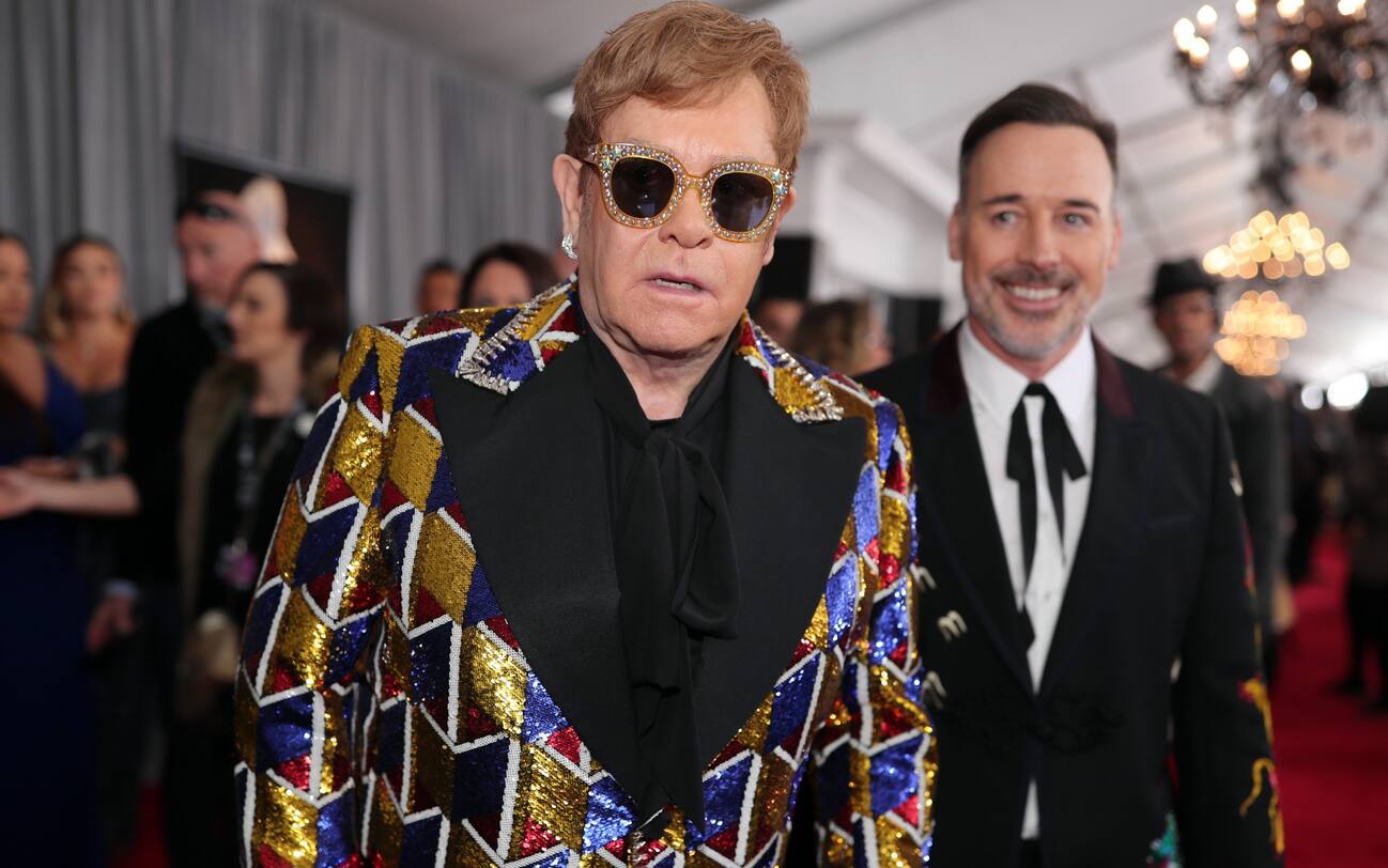 Elton John compie 76 anni: i suoi look più famosi. LE FOTO | Sky TG24