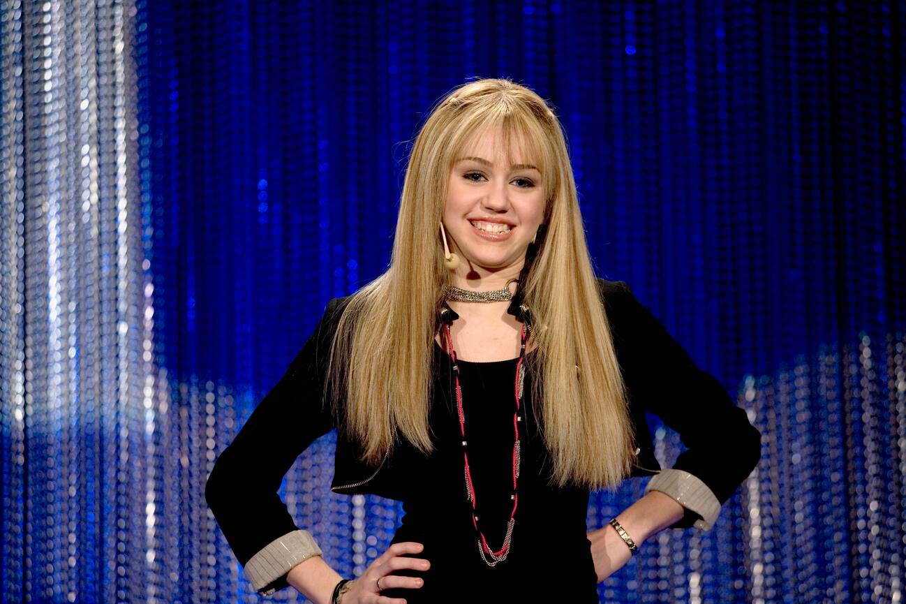 Miley Cyrus compie 30 anni, dal glam al rock: i look indimenticabili ...
