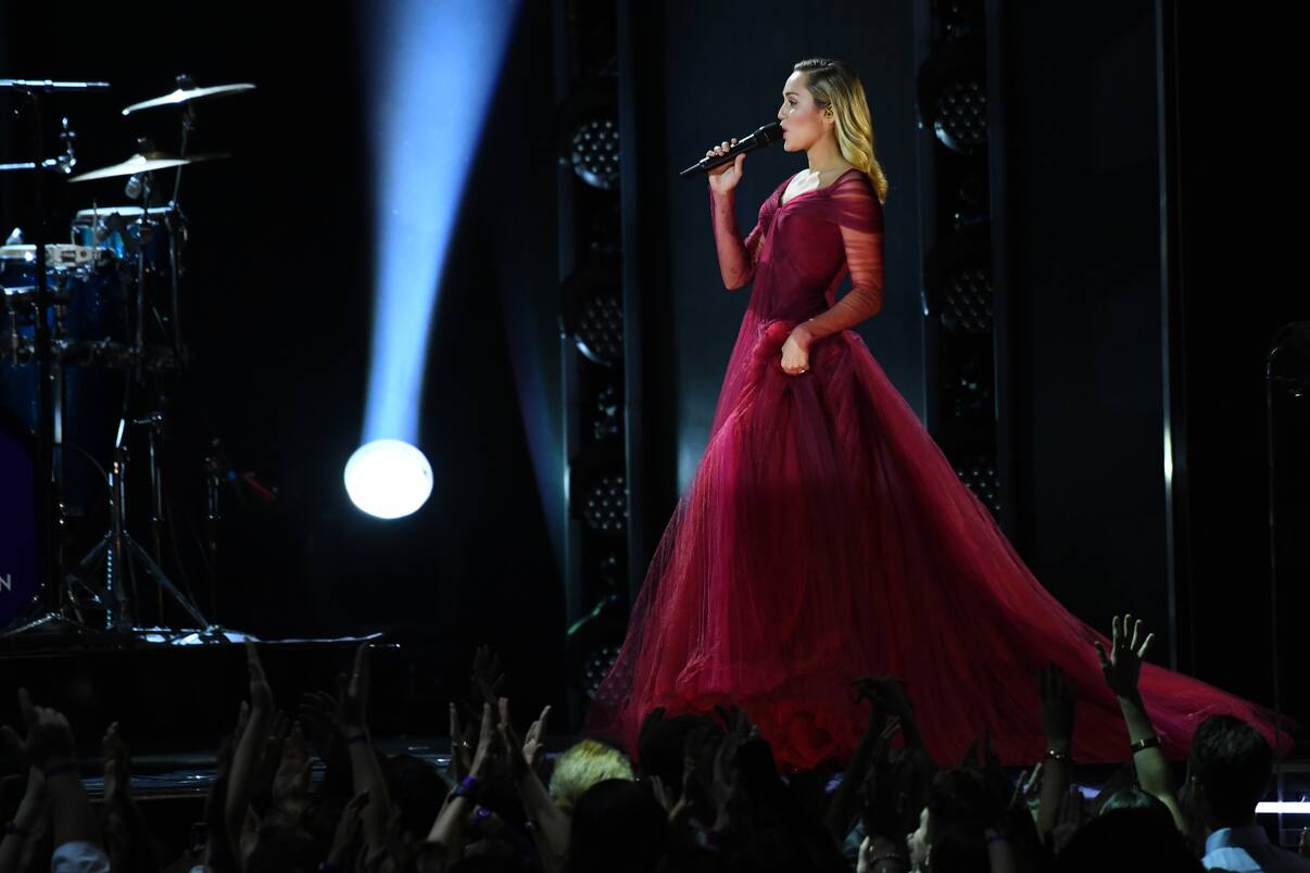 Miley Cyrus turns 30, from glam to rock: unforgettable looks. PHOTO ...