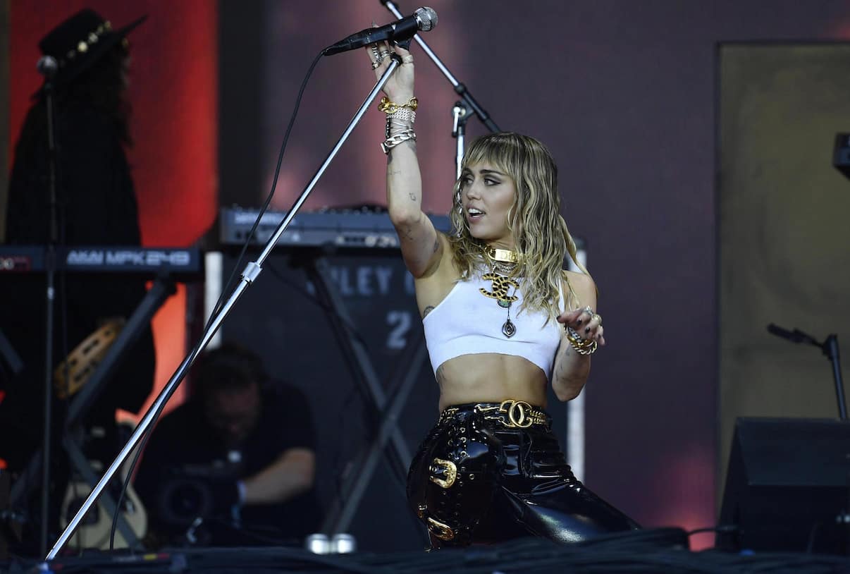 Miley Cyrus, Flowers sarebbe dedicata a Liam Hemsworth. Testo e ...