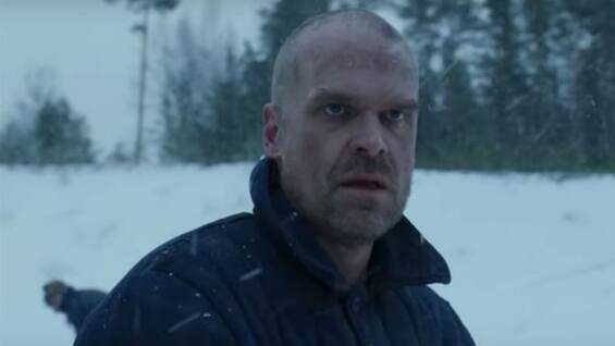 Stranger Things 4, Jim Hopper ha un nuovo look a causa di Black Widow