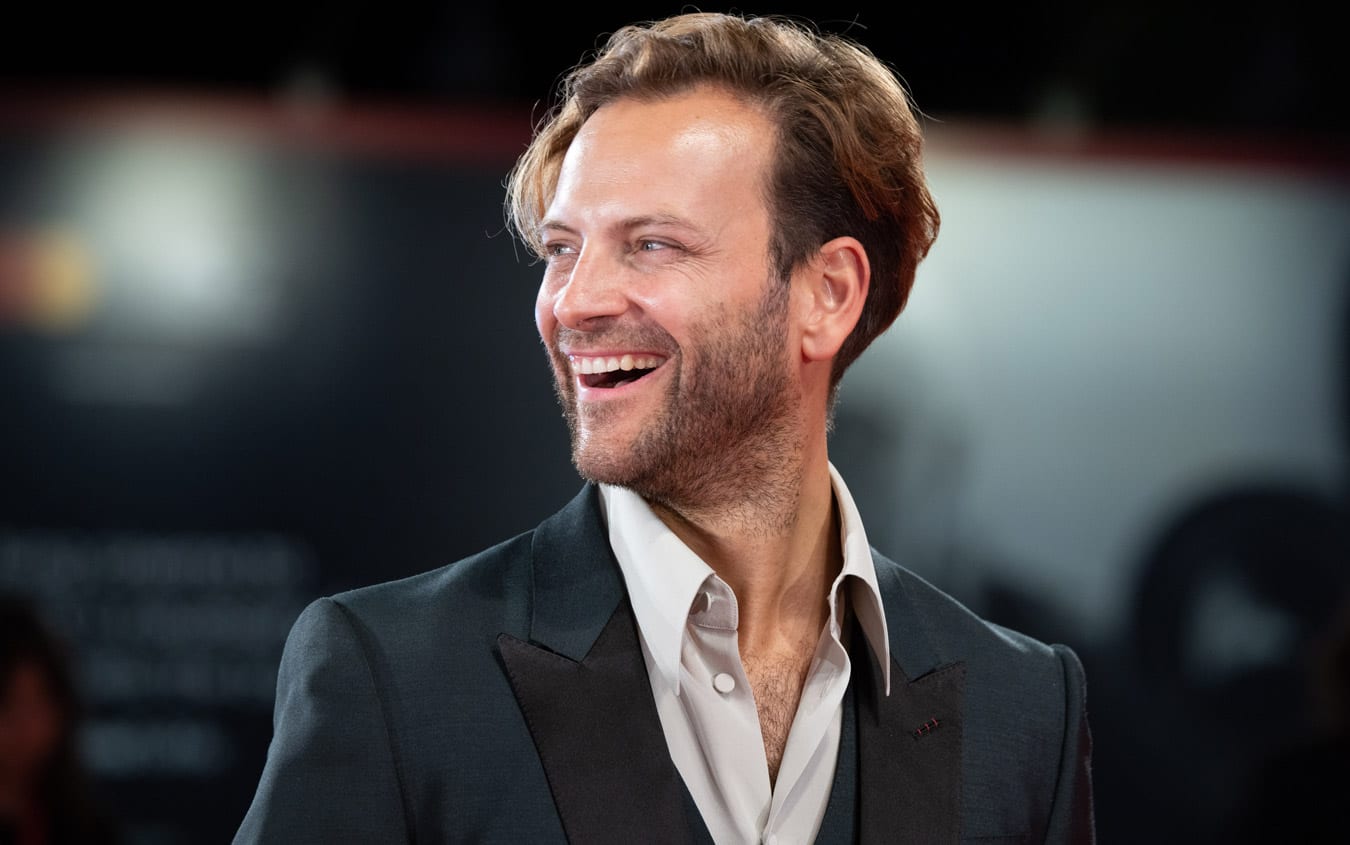 Alessandro Borghi è Rocco Siffredi in Supersex. Le prime foto della ...