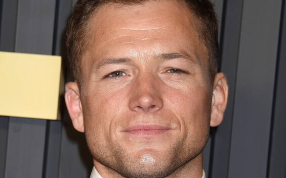 Taron Egerton protagonista della nuova serie Firebug su un piromane