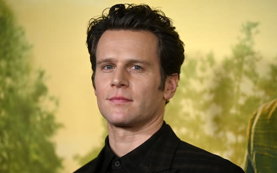 Doctor Who, the first photo of Jonathan Groff in stage costume ...