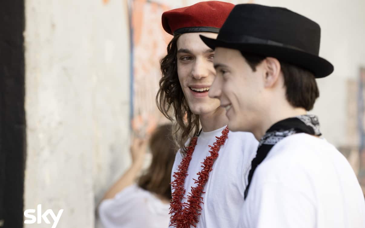 “Hanno ucciso l’uomo ragno”, le foto dal set della serie Sky sugli 883 ...