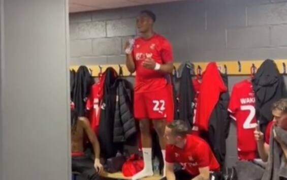 Udoka Godwin-Malife, giocatore inglese canta 'All of me' di John Legend. Video | Sky TG24