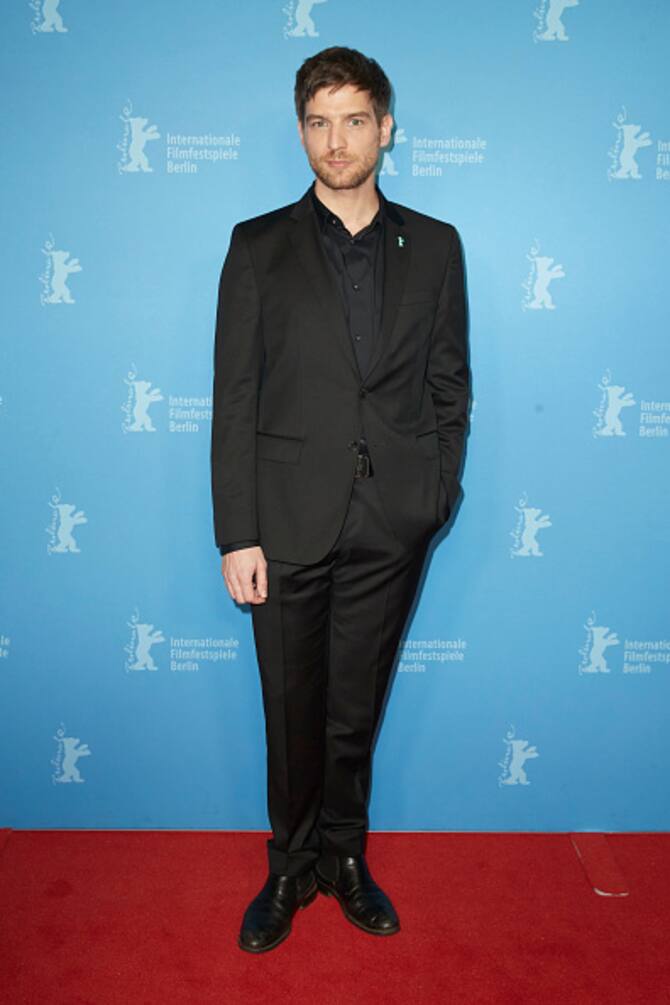 Robert Finster, 15 foto dell'attore che interpreta Freud nella serie tv Netflix