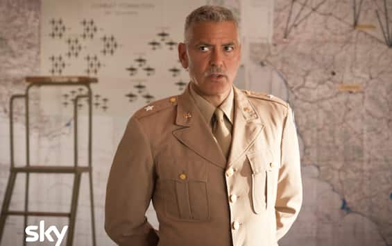 Catch-22, George Clooney è il tenente Scheisskopf: l'intervista | Sky TG24