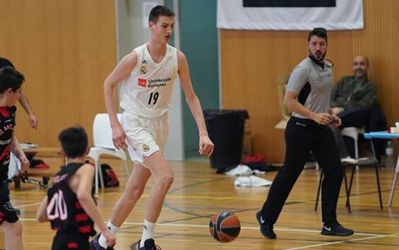 Real Madrid, il debutto di Olivier Rioux: tredicenne alto 2,18 metri ...