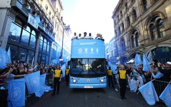 'Fourmidables': Manchester celebra il City, grande festa per la squadra ...