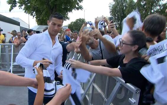 Cristiano Ronaldo Il Video Dei Tifosi Juve In Delirio Alla Continassa