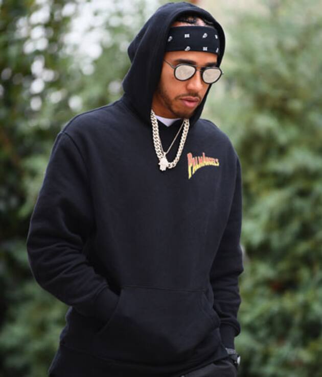 Formula 1, Hamilton, look da rapper: tuta catarifrangente e scarpe che ...