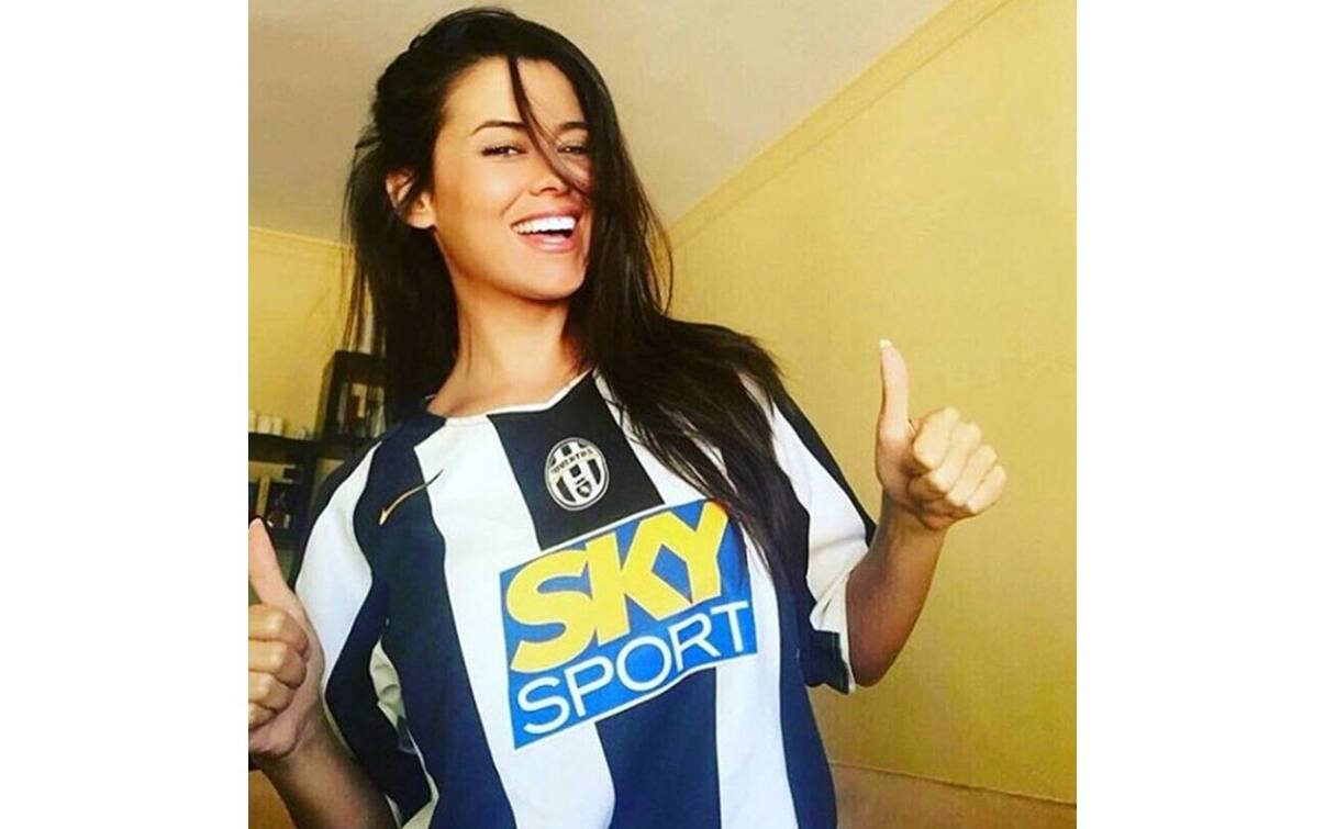 Eva Padlock, l'ombrellina con la Juve nel cuore! LE FOTO | Sky Sport