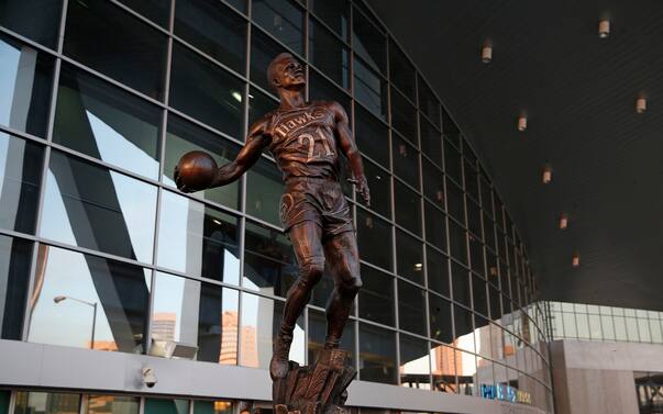 Una carriera che vale un monumento: le statue NBA | Sky Sport