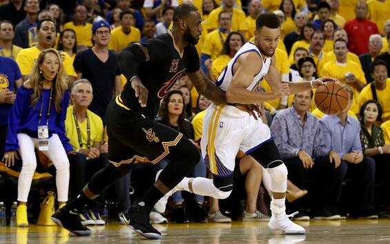NBA Finals, il canestro pazzesco di Steph Curry contro LeBron James ...