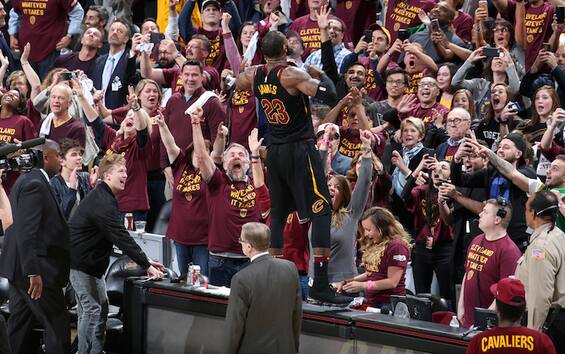 NBA, il super canestro di LeBron James allo scadere contro Indiana in ...