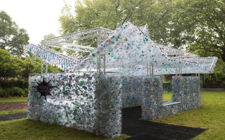 A Londra un'opera d'arte fatta con 15mila bottiglie di plastica. FOTO ...
