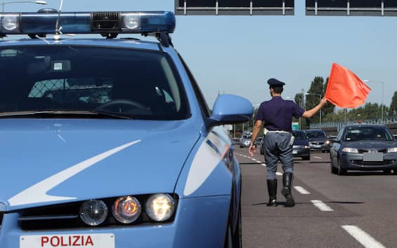Torino, fermata auto al casello Rondissone: nascondeva 420mila euro ...