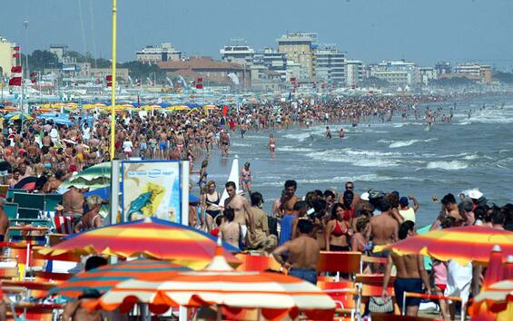 Rimini, divieto di balneazione revocato: si torna a fare il bagno in 17 ... Rimini, divieto di balneazione revocato: si torna a fare il bagno in 17 ...