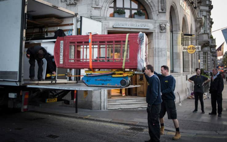 One Direction, la cabina telefonica di “Take Me Home” all'Hard Rock ...