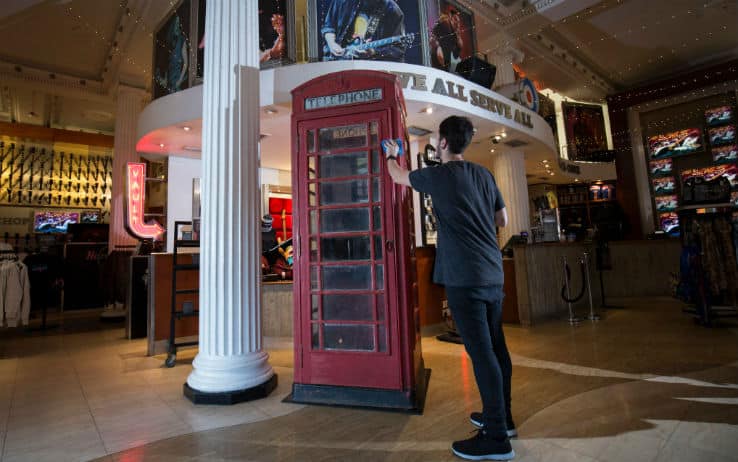One Direction, la cabina telefonica di “Take Me Home” all'Hard Rock ...