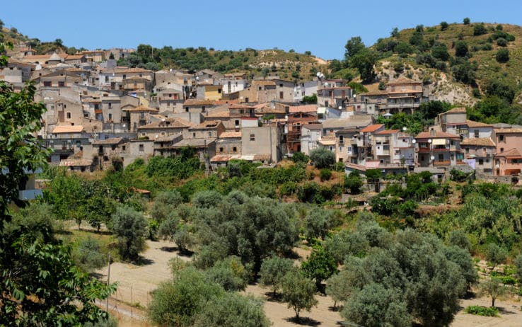 Riace, il borgo abbandonato divenuto modello di integrazione | Sky TG24