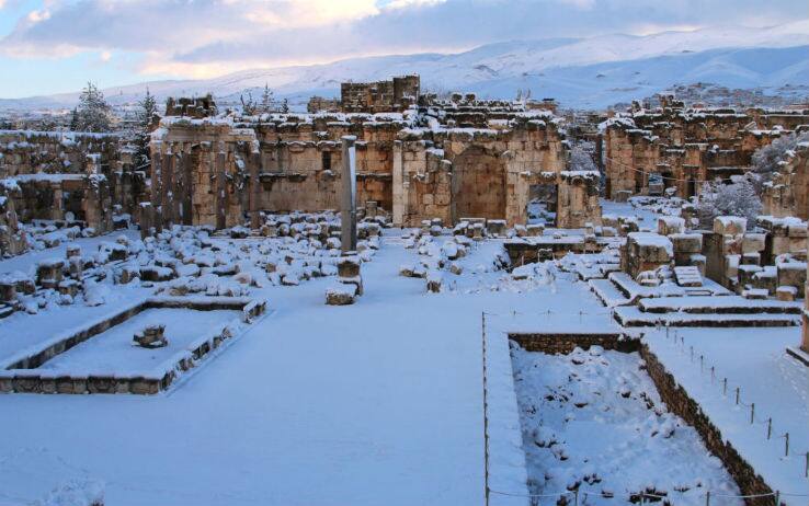 Libano, neve sulla città antica di Baalbek. FOTO | Sky TG24