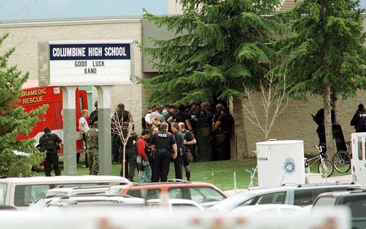 Strage Columbine High School: le foto della sparatoria avvenuta 20 anni ...