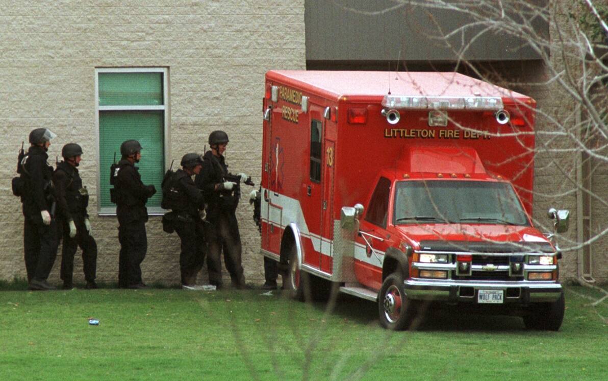 Strage Columbine High School: le foto della sparatoria avvenuta 20 anni ...