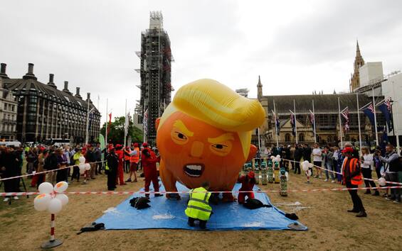 Donald Trump diventa un pupazzo gonfiabile arrabbiato a Londra. FOTO ...