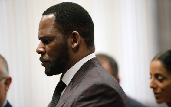 R. Kelly, nuovo arresto per il rapper: è accusato di pedopornografia ...
