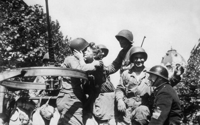 Parigi, 75 anni fa la Liberazione dall'occupazione nazista. FOTO | Sky TG24