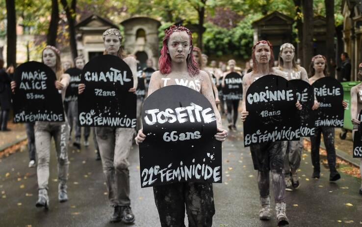 Francia, le Femen truccate da zombie manifestano contro la violenza ...