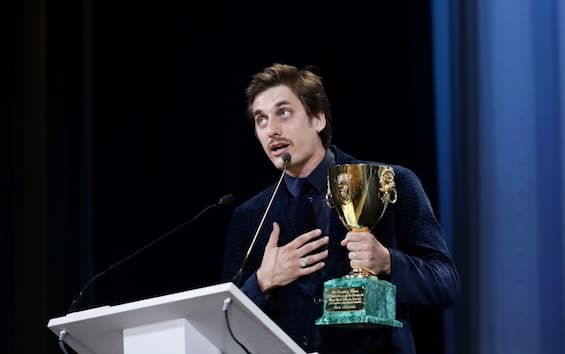 Luca Marinelli miglior attore a Venezia: 'Viva l'umanità e viva l'amore ...