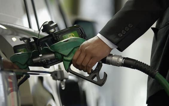 Nuove sigle carburanti, dal 12 ottobre cambiano i nomi di verde e gasolio